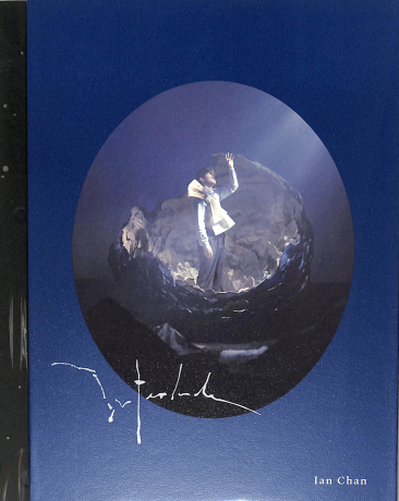 Interlude - Ian Chan 陳卓賢 首張個人專輯 > 陳卓賢 > 佳佳唱片行